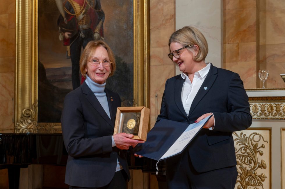 Honour for Eva-Maria Neher - GDNÄ - Gesellschaft deutscher ...